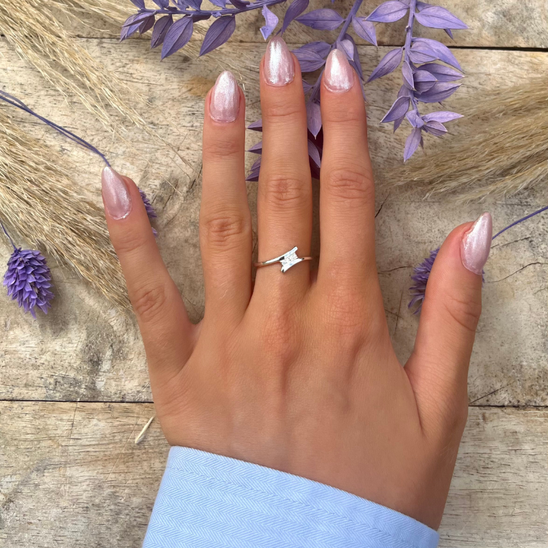 Bague fine Fiona Argent - Anneau lisse croisé & Baguette de zircons ...